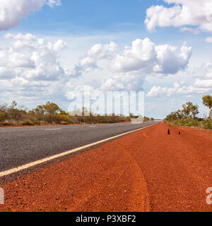 Empty asphalt road through Australian outback. Central Australia Stock ...