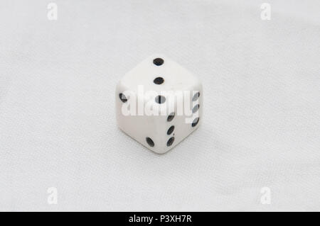 Dado de jogo isolado em fundo branco Stock Photo - Alamy