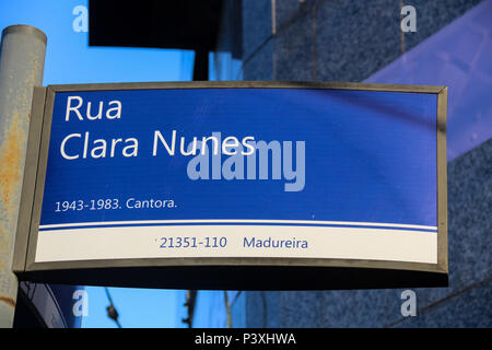 Placa de rua com homenagem à personalidade, contendo pequena biografia ...