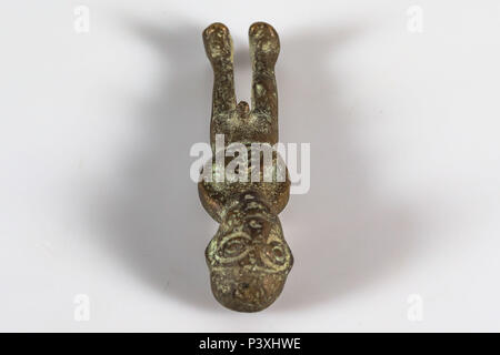 Figura masculina em cobre, utilizada no ritual Capacocha dos Incas, na ...