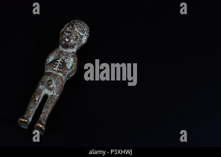 Figura masculina em cobre, utilizada no ritual Capacocha dos Incas, na ...