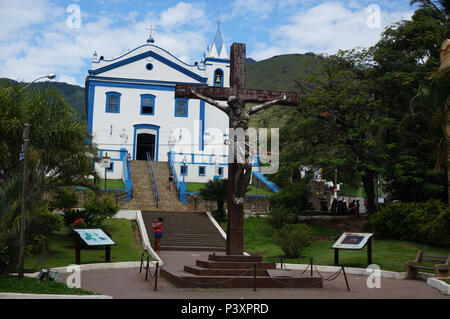 Escultura de Lata Cruz e Cristo do artista local Gilmar Pinna e Igreja ...