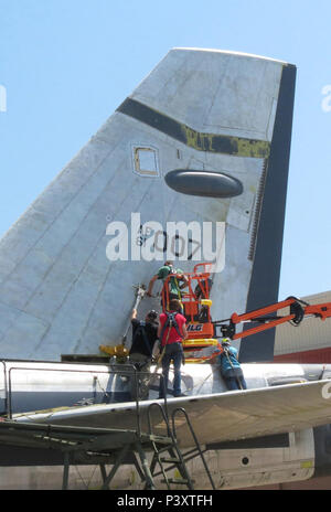 B-52H Stratofortress tail number 61-0009, nicknamed "Damage Inc. II ...