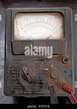 Ohmímetro analógico, instrumento de medida elétrica Stock Photo - Alamy