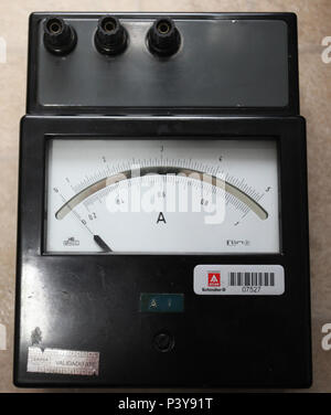 Ohmímetro analógico, instrumento de medida elétrica Stock Photo - Alamy