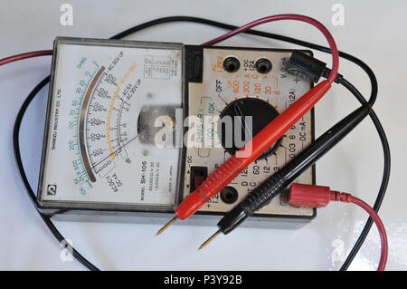 Ohmímetro analógico, instrumento de medida elétrica Stock Photo - Alamy