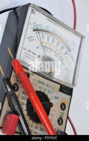 Ohmímetro analógico, instrumento de medida elétrica Stock Photo - Alamy