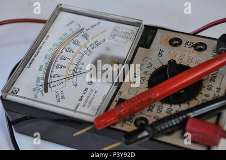 Ohmímetro analógico, instrumento de medida elétrica Stock Photo - Alamy
