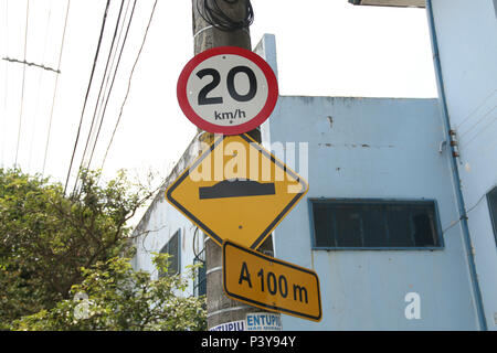 Placa de velocidade permitida de 20 km/h em São Paulo Stock Photo - Alamy