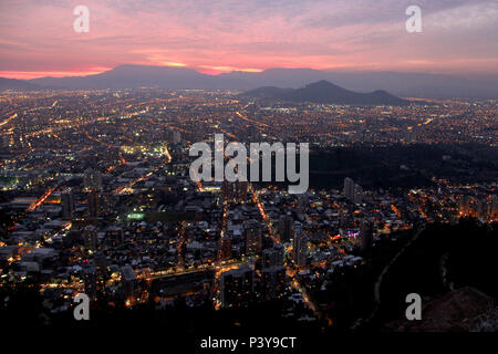 Santiago, capital do Chile, vista a partir do alto do Cerro San ...