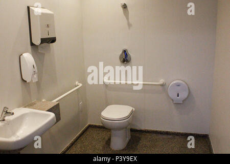 Banheiro adaptado para portador de deficiencia física ou deficiente ...