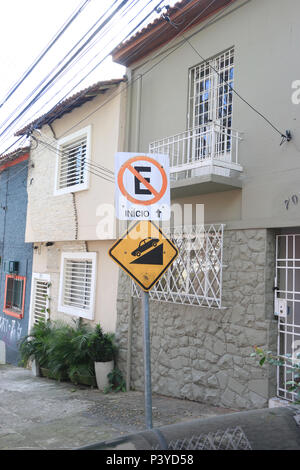 Placa de declive acentuado em São Paulo Stock Photo - Alamy