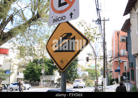 Placa de declive acentuado em São Paulo Stock Photo - Alamy