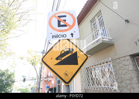 Placa de declive acentuado em São Paulo Stock Photo - Alamy