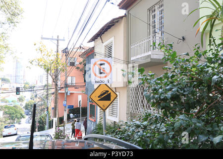 Placa de declive acentuado em São Paulo Stock Photo - Alamy