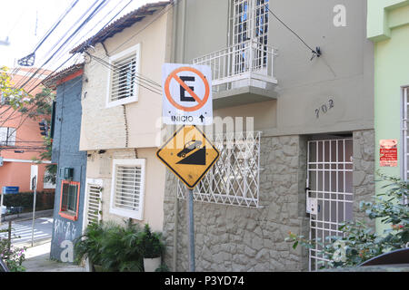 Placa de declive acentuado em São Paulo Stock Photo - Alamy