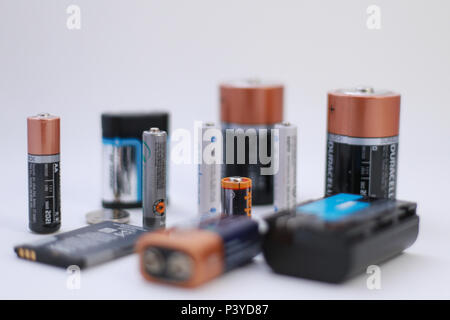 Na foto produzida nesta segunda-feira (03), diferentes tipos de pilhas ...