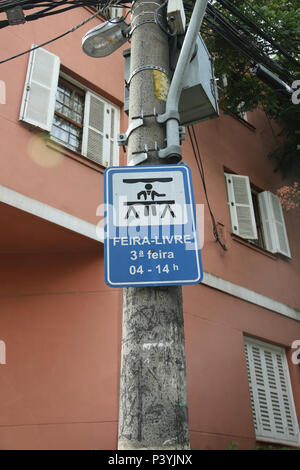 Placa indica Feira Livre em São Paulo Stock Photo - Alamy
