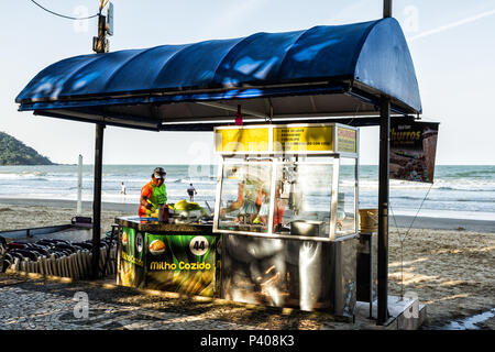 Barraca para venda de milho cozido e churros na Praia Central ...
