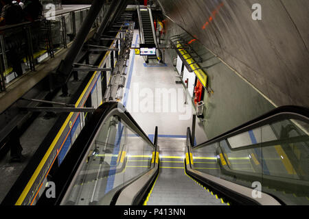 Detalhe de escada rolante em estação de metrô de São Paulo Stock Photo ...