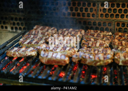 Churrasco de contra-filé em grelha argentina. Churrasqueira, churrasco ...