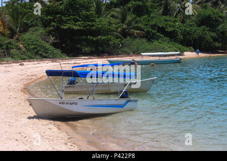 Barcos na praia Ponta dos Castelhanos, na ilha de Boipeba, BA Stock ...