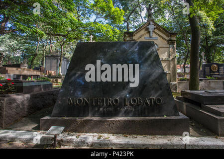 Na foto o túmulo do escritor Monteiro Lobato localizado no Cemitério da ...