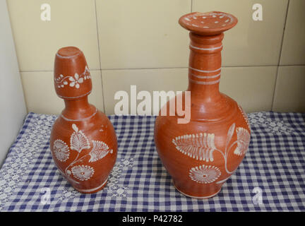 Moringa de barro com tampa Stock Photo - Alamy