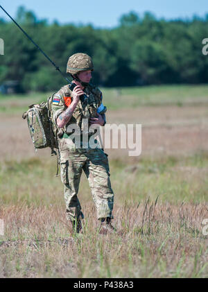 British army radio operator in full kit Stock Photo - Alamy
