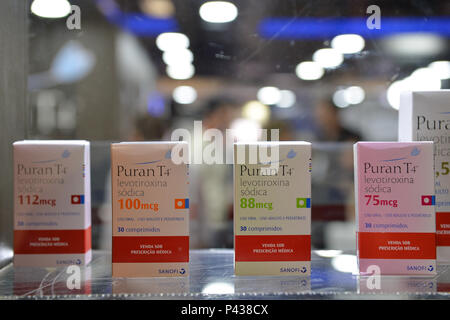 Embalagem de remédio Puran T4 do laboratório Sanofi Stock Photo - Alamy