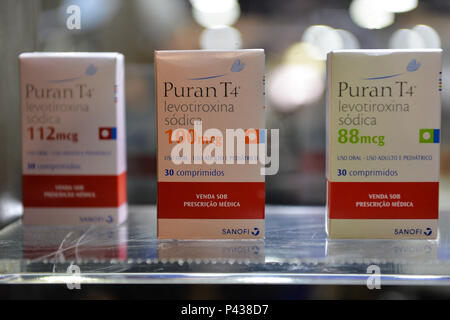 Embalagem de remédio Puran T4 do laboratório Sanofi Stock Photo - Alamy