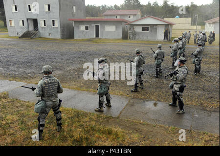 Oregon Air National Guard Security Force members from the 142nd Fighter ...