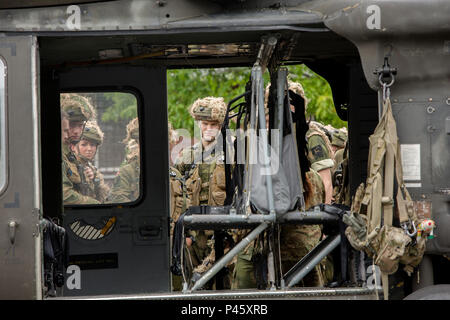 Members of the 1st Battalion The Black Watch (Royal Highland Regiment ...
