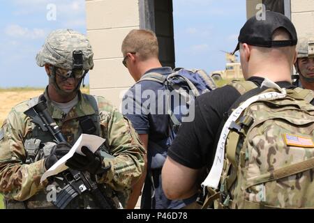 Soldiers from the 503rd MP (Military Police) Battalion (Airborne), 16th ...