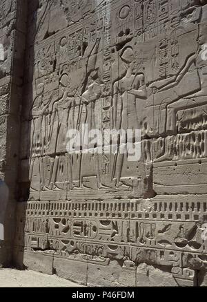 RELIEVE EN UN PILON. Location: KARNAC, THEBES, EGYPT Stock Photo - Alamy