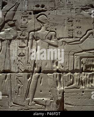 RELIEVE EN UN PILON. Location: KARNAC, THEBES, EGYPT Stock Photo - Alamy