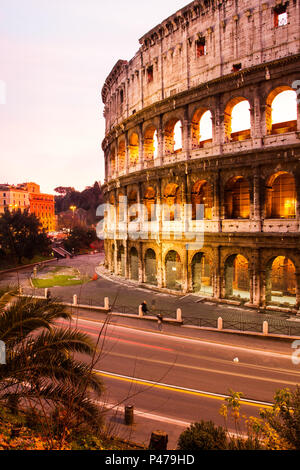 Coliseu ao por do sol. Roma, Província de Roma, Itália. / Colosseum at ...