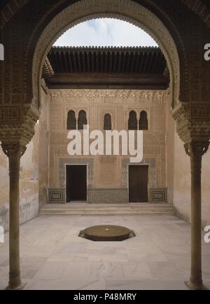 PALACIO COMARES - FACHADA. Location: ALHAMBRA-PALACIO DE COMARES ...