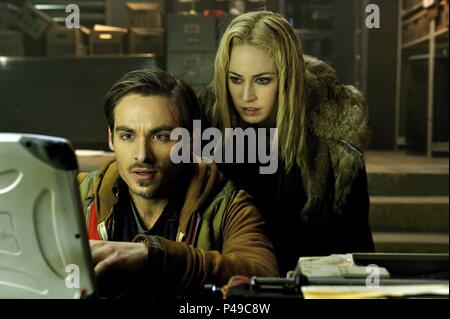 KEVIN ZEGERS, CHARLOTTE SULLIVAN, THE COLONY, 2013 Stock Photo - Alamy