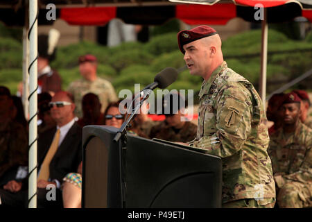 Lt. Col. Patrick McCarthy Jr., commander of 7th Military Information ...