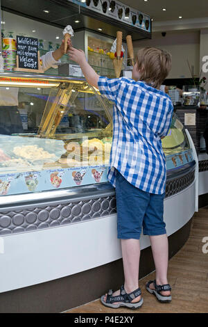 Boy buying ice cream Stock Photo: 19271610 - Alamy
