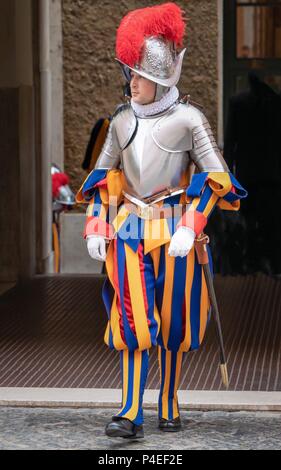 5 May 2018, Italia, Vatican: A guardsman of the Pontifical Swiss Guard ...