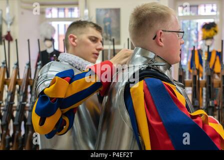 6 May 2018, Italia, Vatican: Guardsmen of the Pontifical Swiss Guard ...