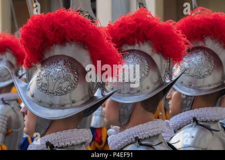 6 May 2018, Italia, Vatican: Guardsmen of the Pontifical Swiss Guard ...