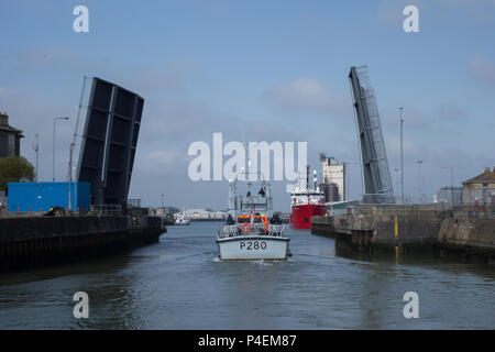 HMS Dasher P280, Underway in Lowestoft Harbour, UK Stock Photo - Alamy