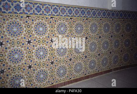 SALA DE LOS BAÑOS FRIOS DE LA MEZQUITA DE HASSAN II - BANCO CORRIDO ...