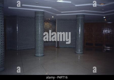SALA DE LOS BAÑOS FRIOS DE LA MEZQUITA DE HASSAN II - BANCO CORRIDO ...