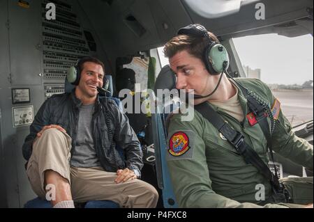 ALOHA (2015) JOHN KRASINSKI, BRADLEY COOPER CAMERON CROWE (DIR Stock ...