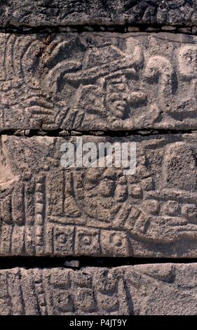 COLUMNAS (ARTE TOLTECA). Location: TEMPLO DE LAS MIL COLUMNAS, CHICHEN ...