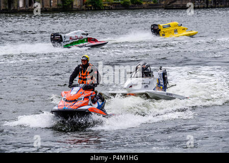 Sam Whittle driving for F1 Atlantic Team racing in the F1H2O F4-S ...